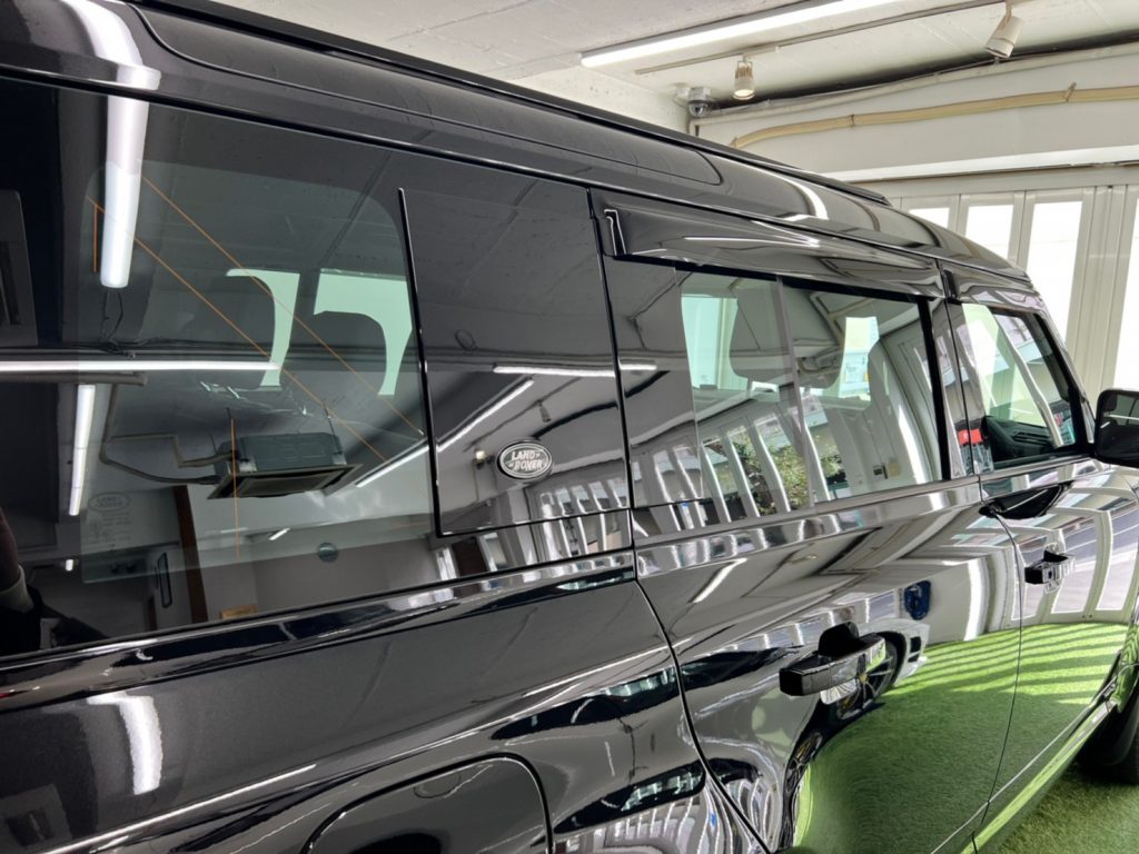 ランドローバー ディフェンダー110のリアガラスにスモークフィルムの施工を致しました！！お問合せ番号SB7723 | 東京都世田谷区Ge3y ...